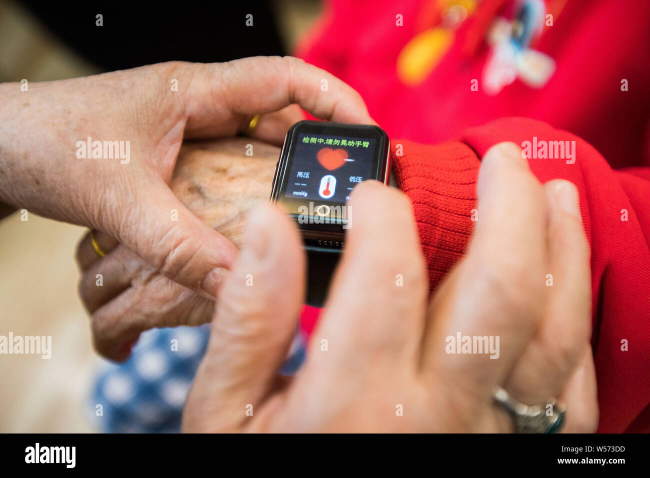 The husband of a 77-year-old lady is equipped with a smart watch for 24 ...