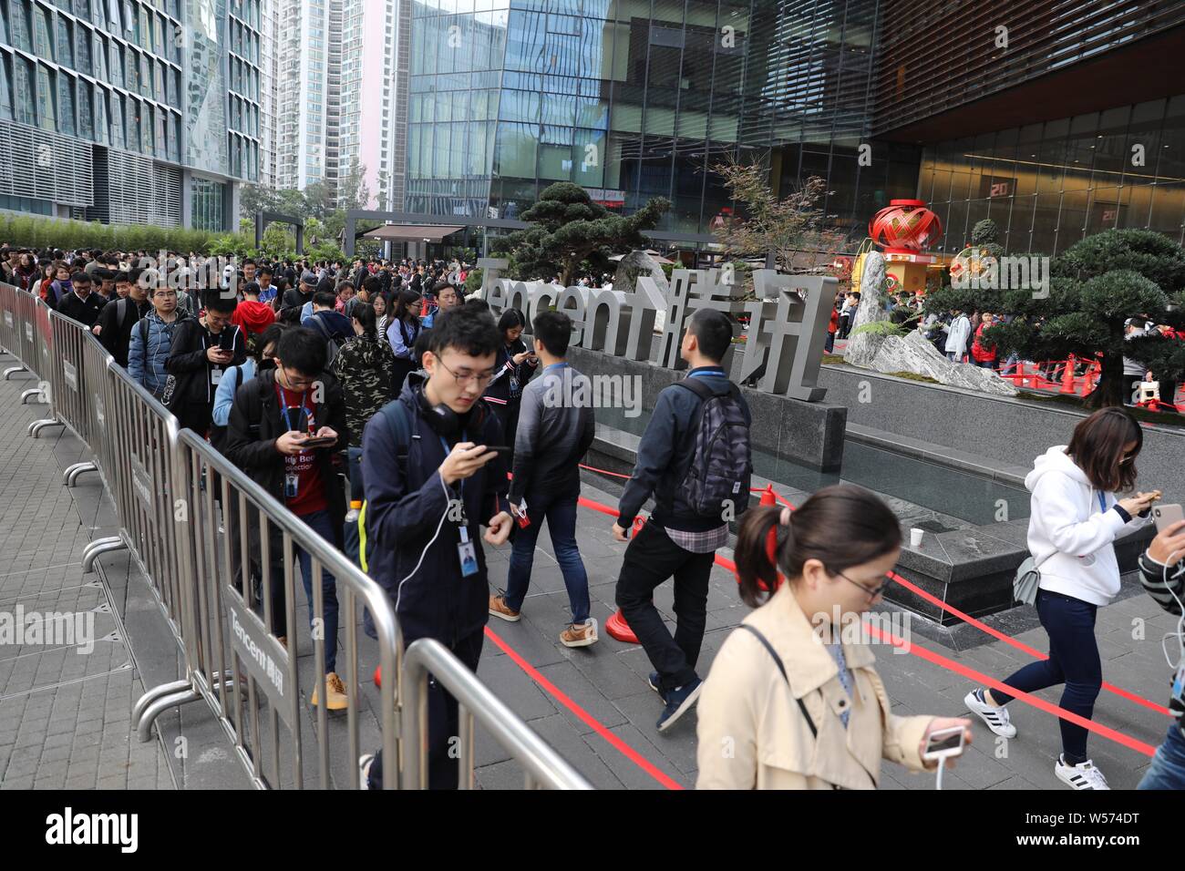 Employees of Chinese Internet giant Tencent queue up to get hongbao (red envelopes with lucky ...