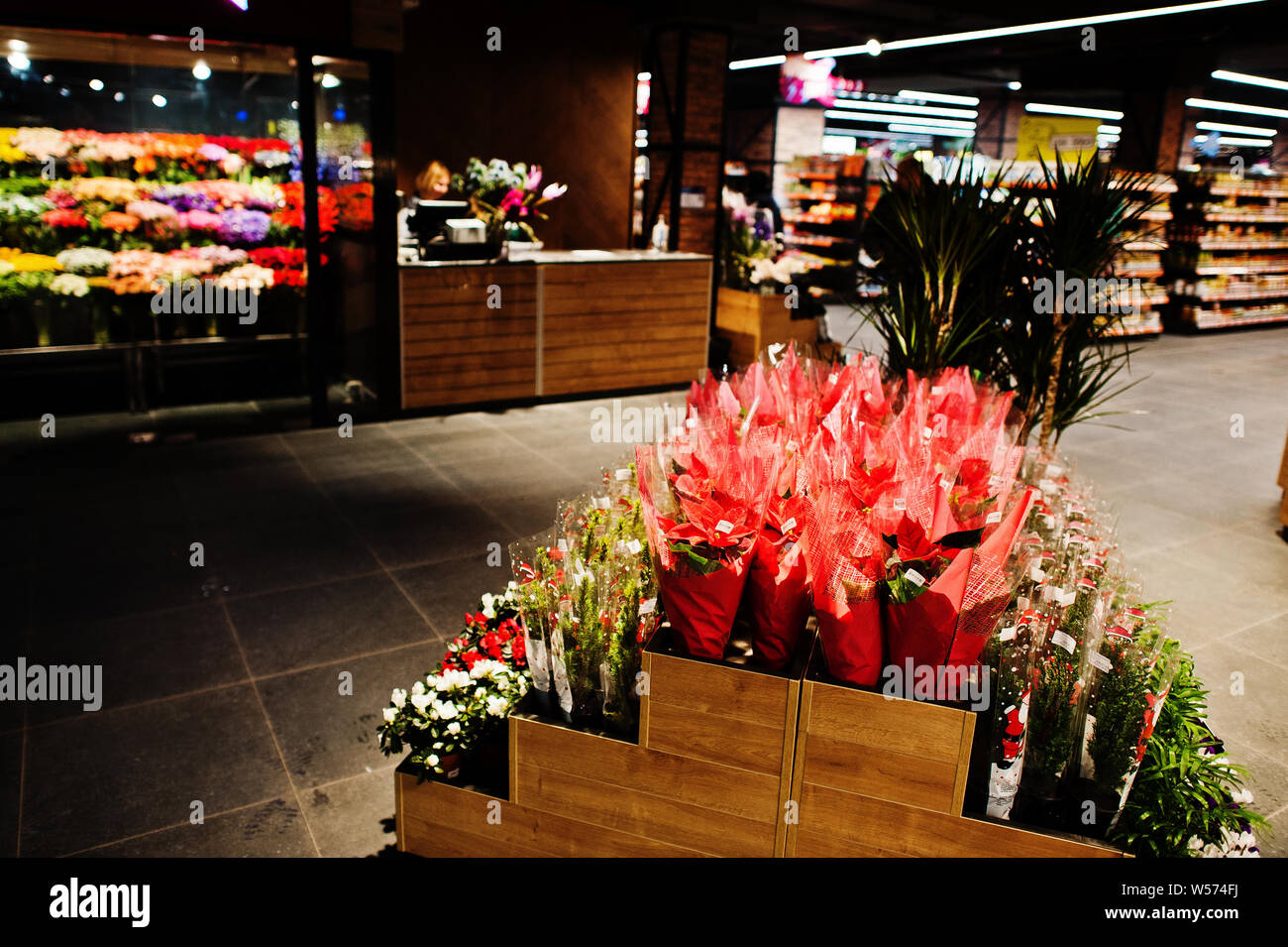 Supermaket and basket hi-res stock photography and images - Alamy