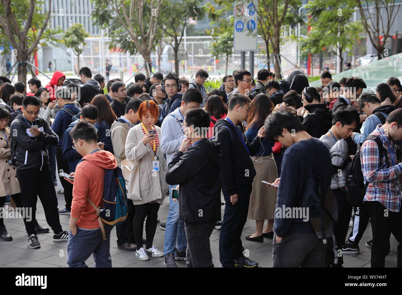 Employees of Chinese Internet giant Tencent queue up to get hongbao ...