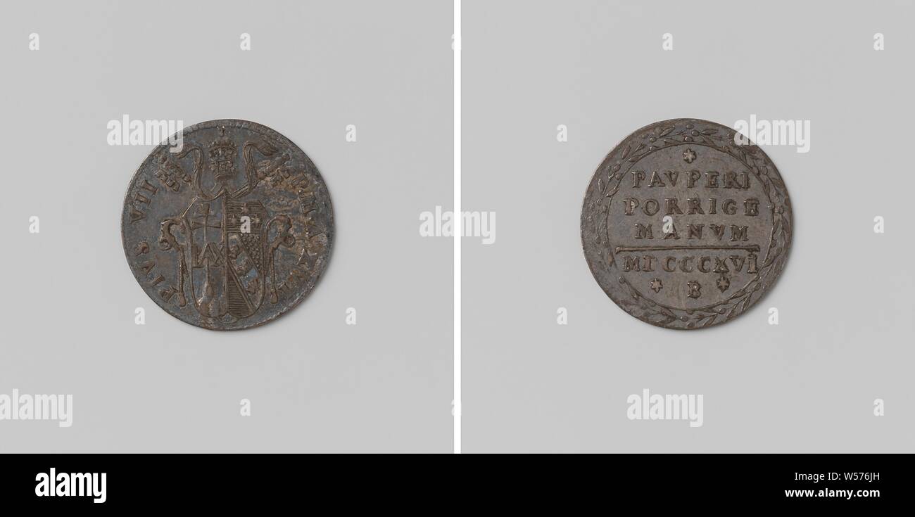 Pope tiara hi-res stock photography and images - Alamy