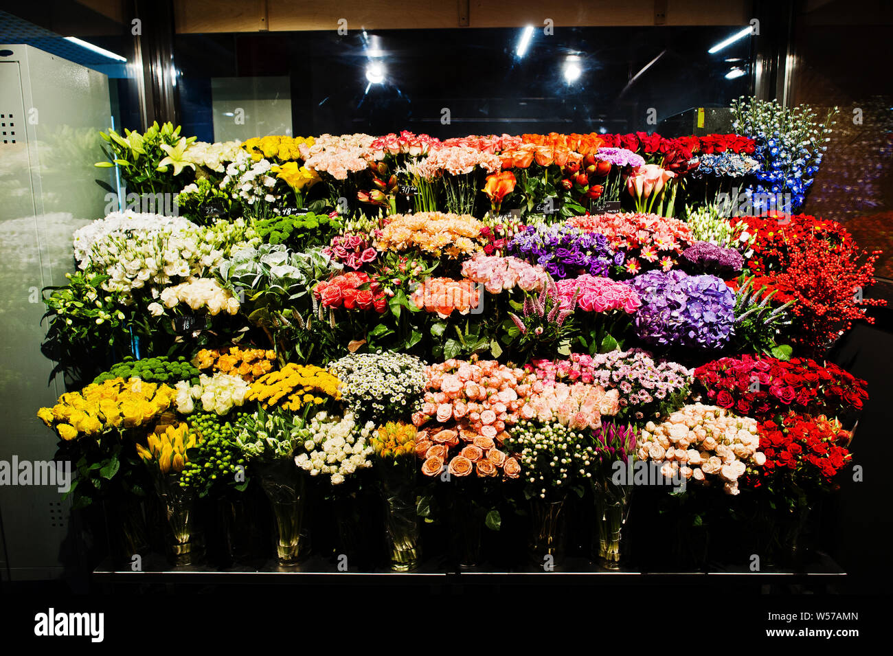 Supermaket and basket hi-res stock photography and images - Alamy