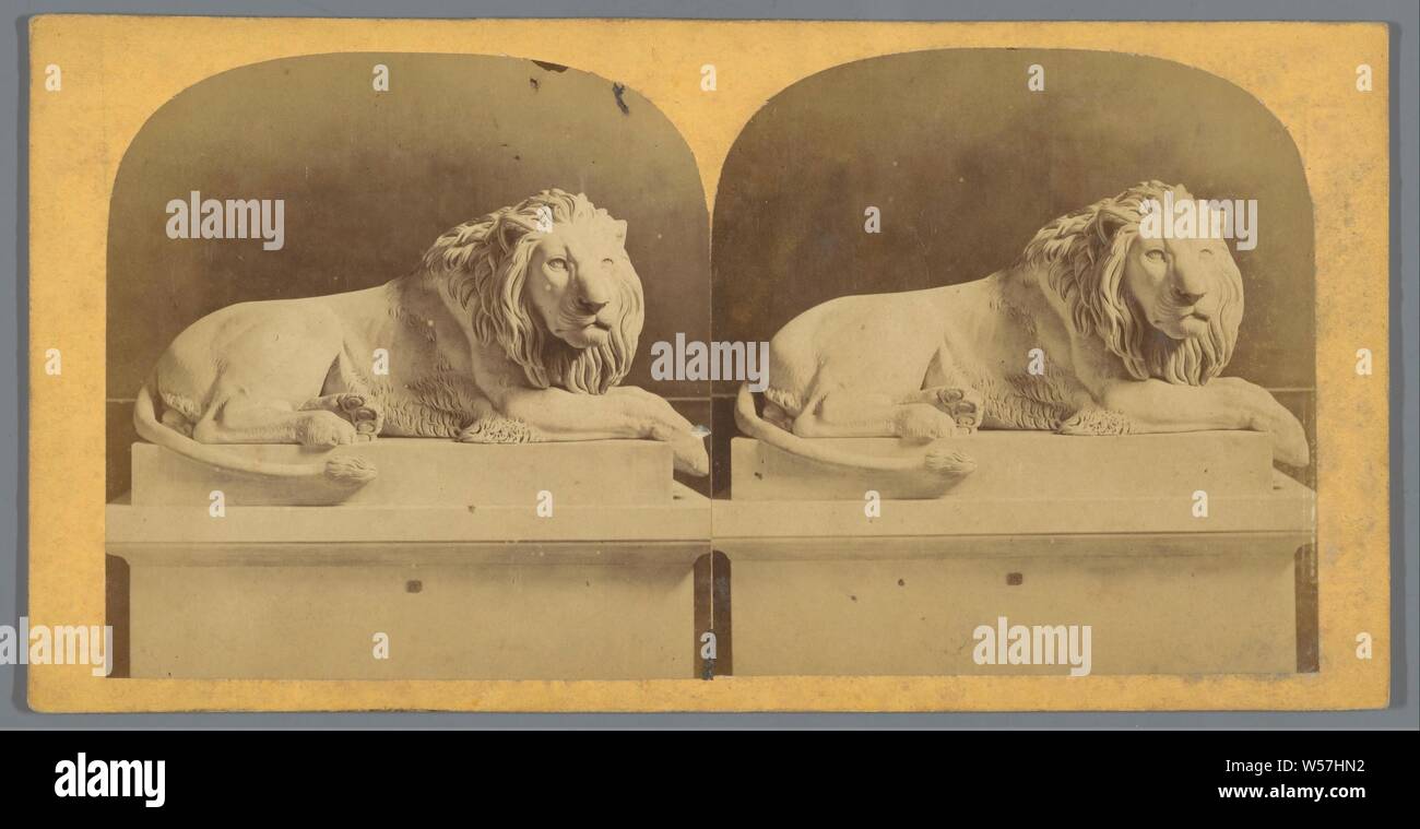 Un lion couchant hi-res stock photography and images - Alamy