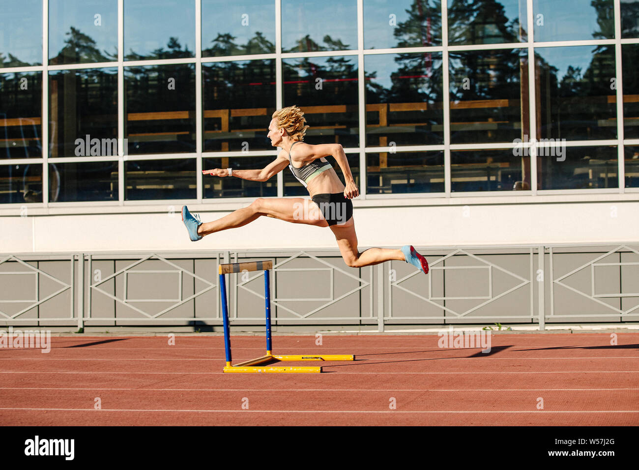 Female athlete in starting blocks hi-res stock photography and images ...