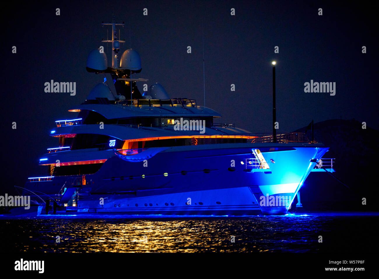 Super Luxury Yachts Night