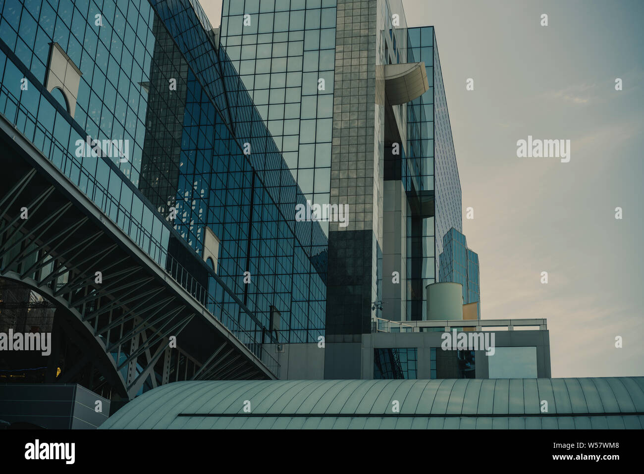 Tall glass buildings hi-res stock photography and images - Alamy
