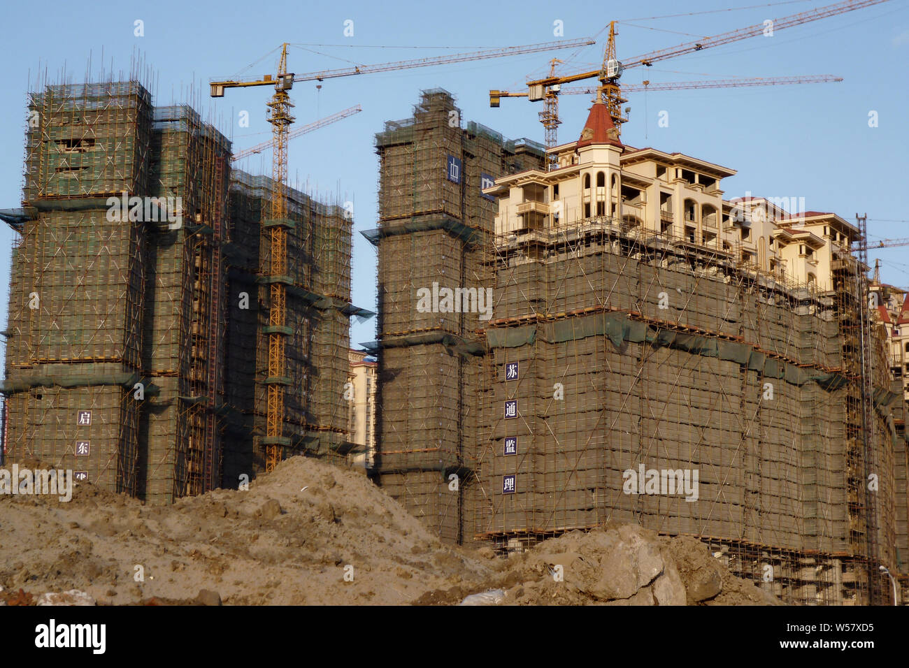 China apartments construction hi-res stock photography and images - Alamy