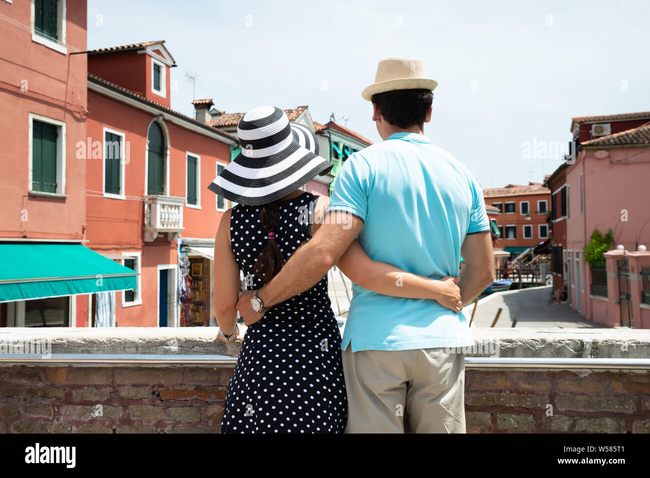 Arms around waist hi-res stock photography and images - Alamy