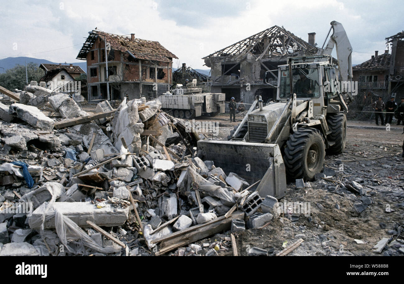 25th April 1993 During the war in Bosnia: in Stari Vitez, a British ...