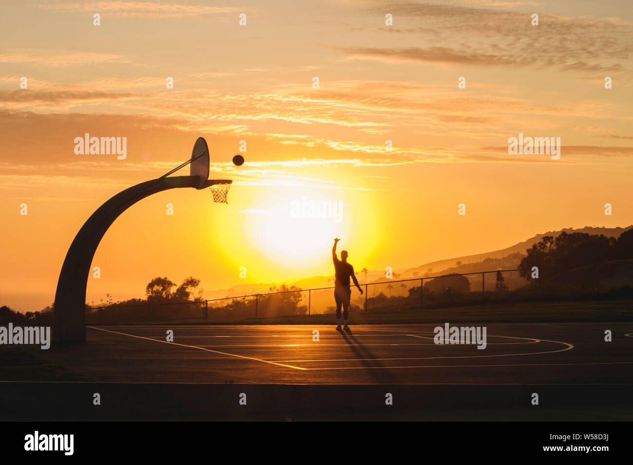 Silhouette of basketball hoop hi-res stock photography and images - Alamy
