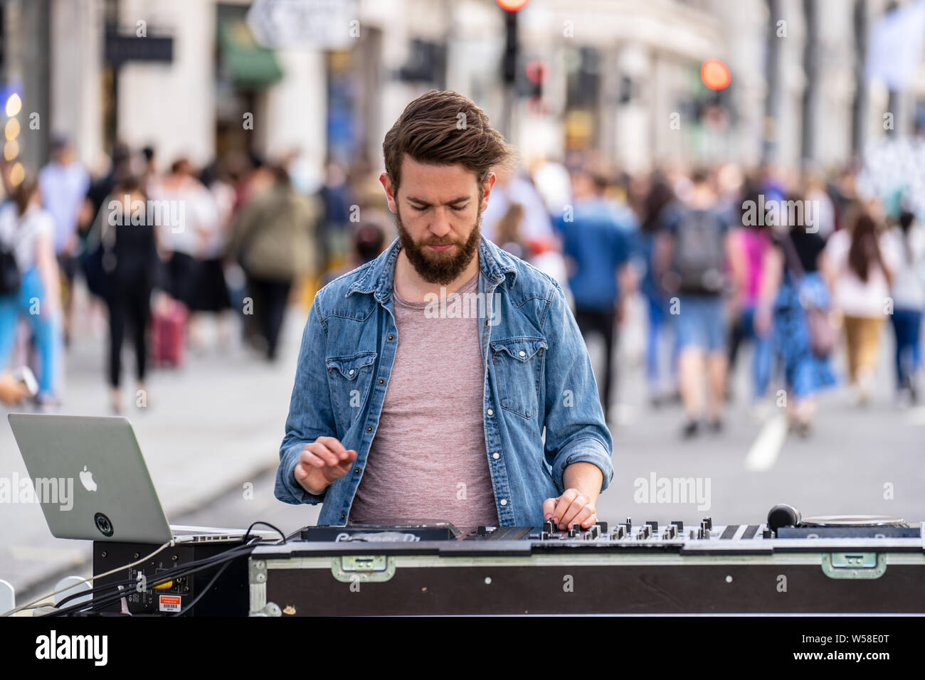Digital turntables hi-res stock photography and images - Alamy