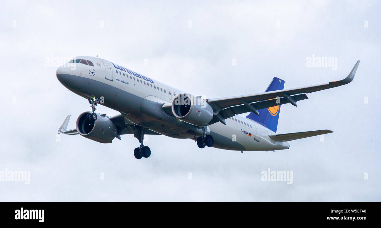 Lufthansa Airbus a320 D-AINF on final approach to London-Heathrow ...