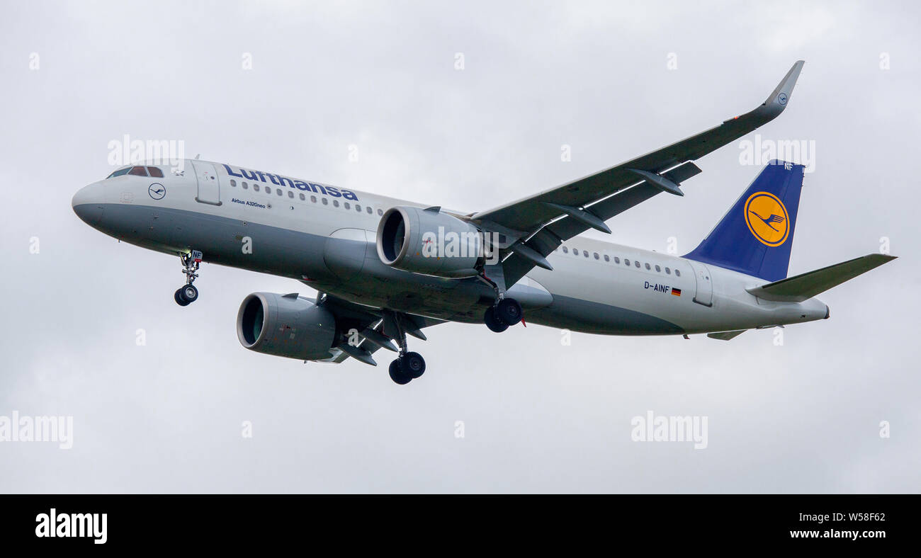 Lufthansa airbus a320 landing london heathrow airport hi-res stock ...