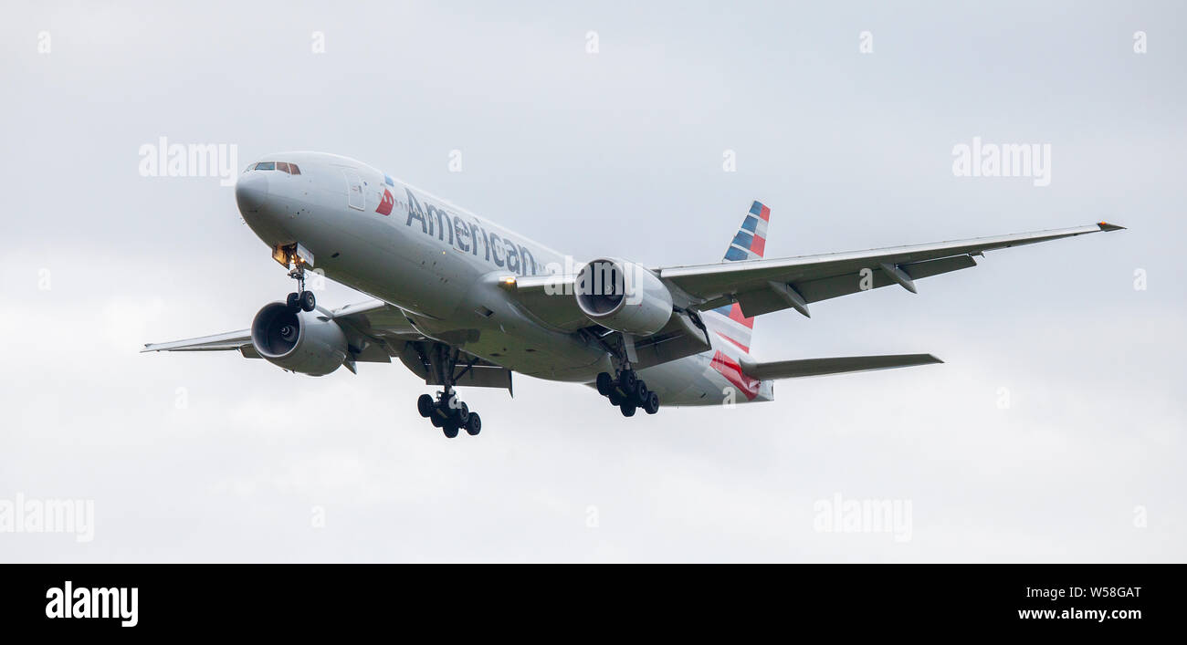 American Airlines Boeing 777 N770AN on final approach to London ...
