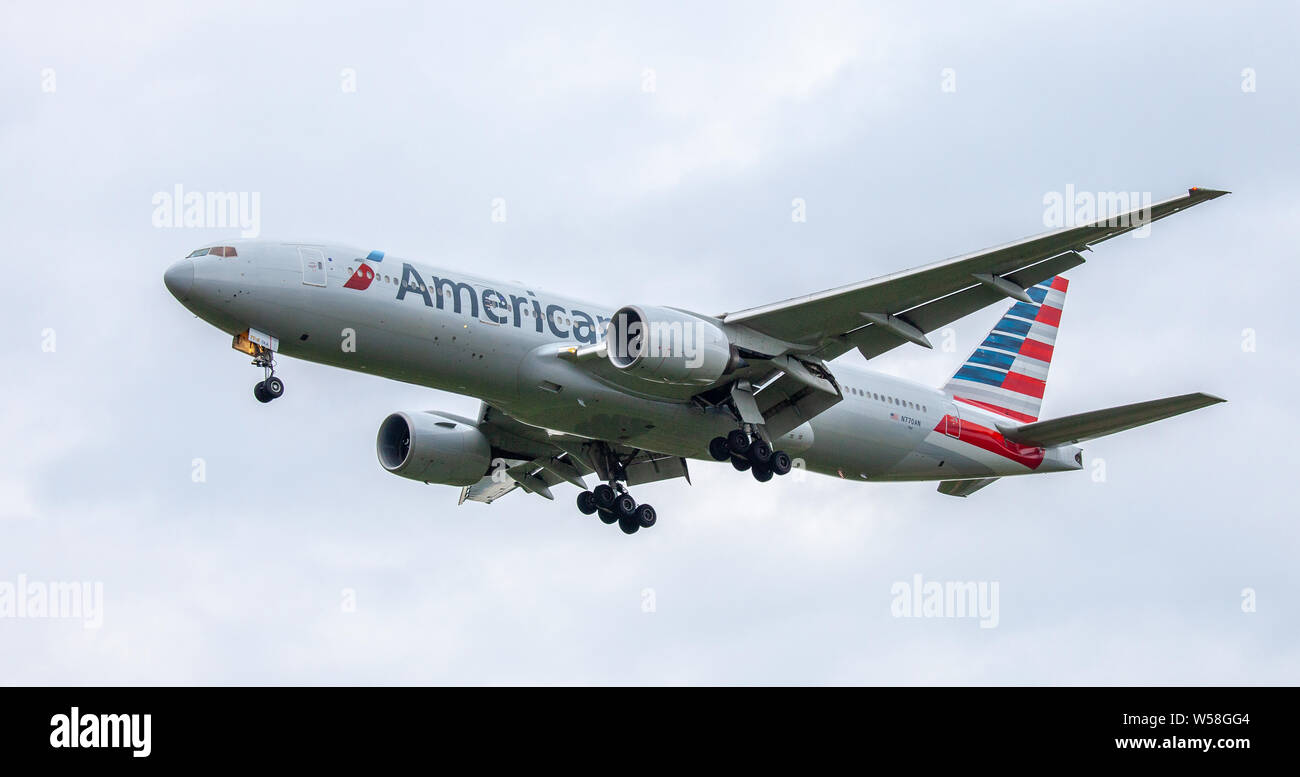 American Airlines Boeing 777 N770AN on final approach to London ...