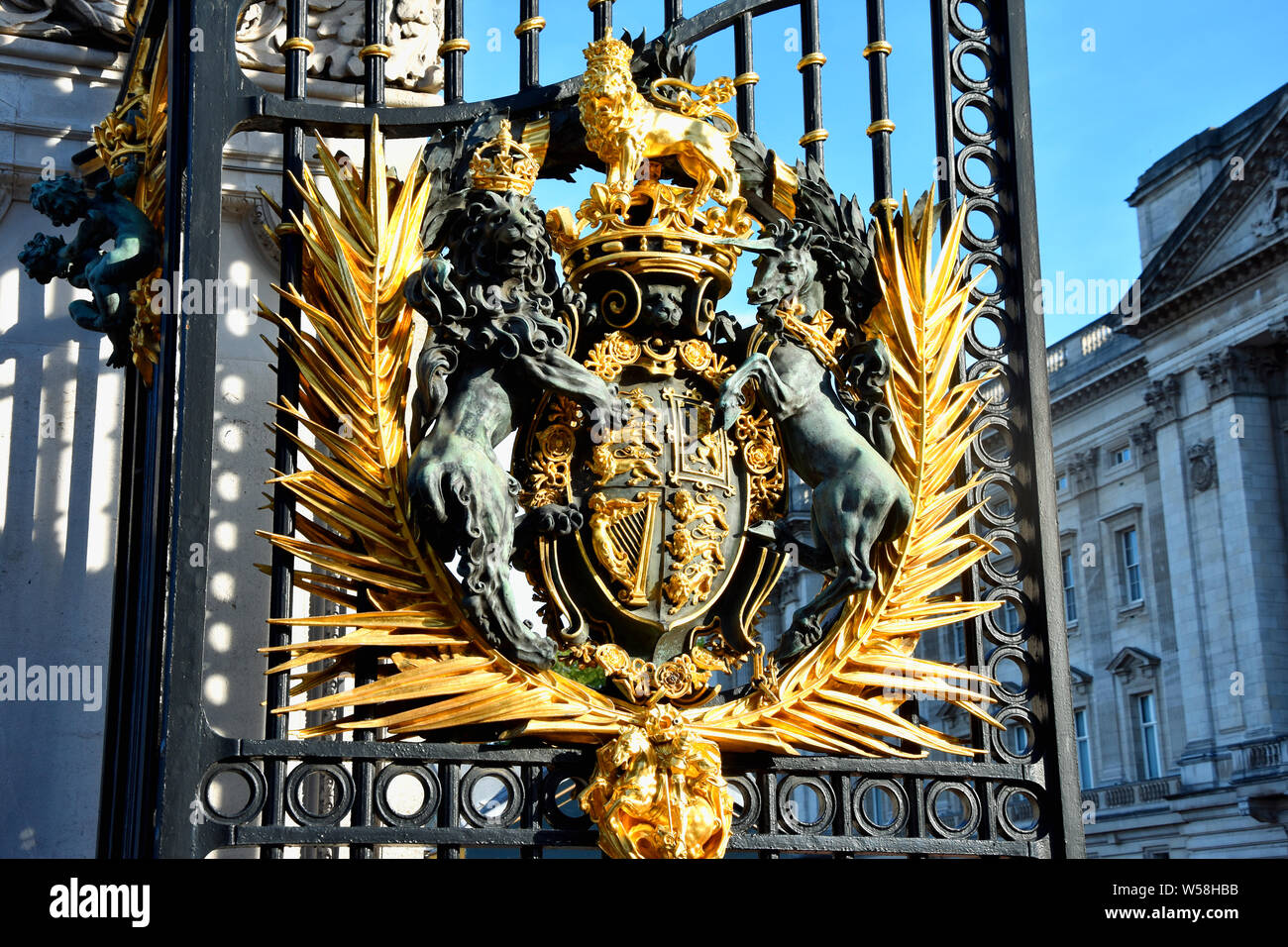 London mansion gates hi-res stock photography and images - Alamy