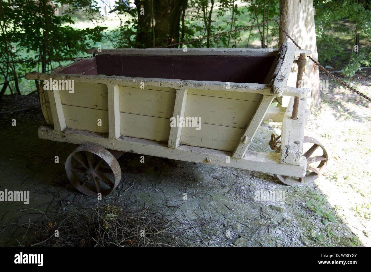 Horse drawn cart manure hi-res stock photography and images - Alamy