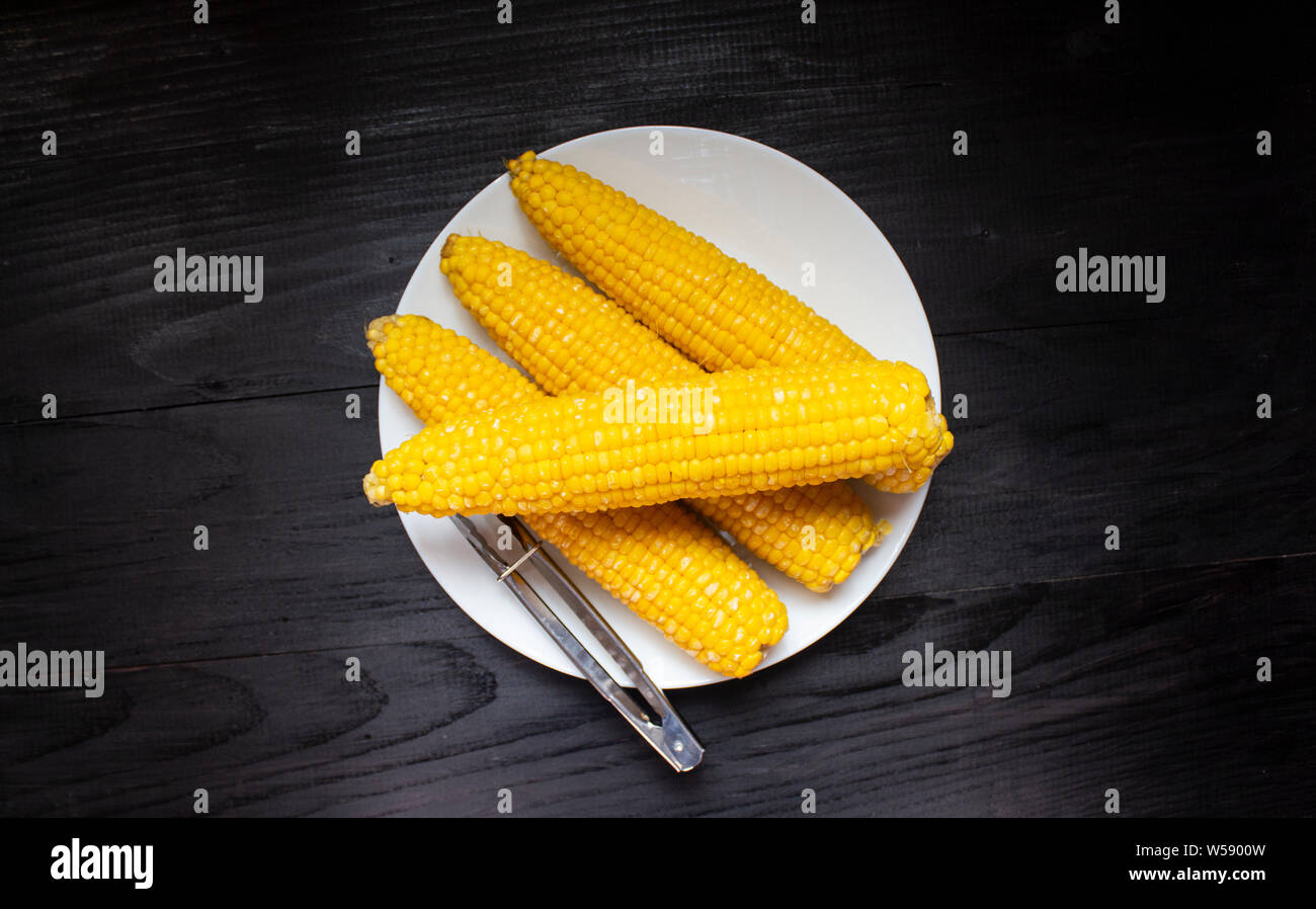 Grains of ripe corn. macro. Corn on the cob, the food is ripe, juicy ...