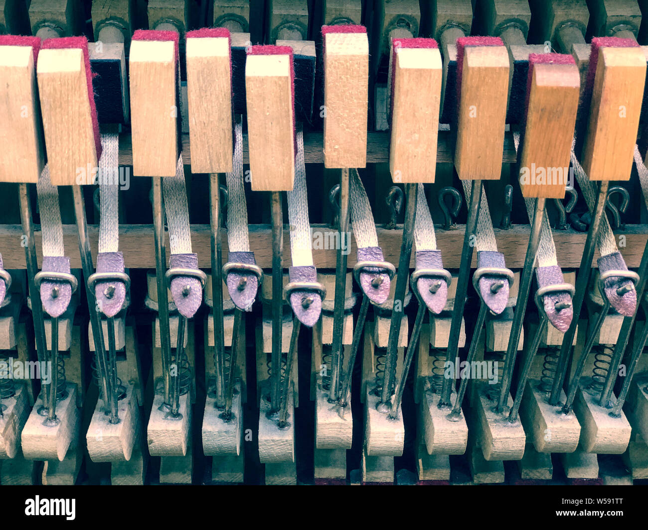 Piano hammers strings keys hi-res stock photography and images - Alamy