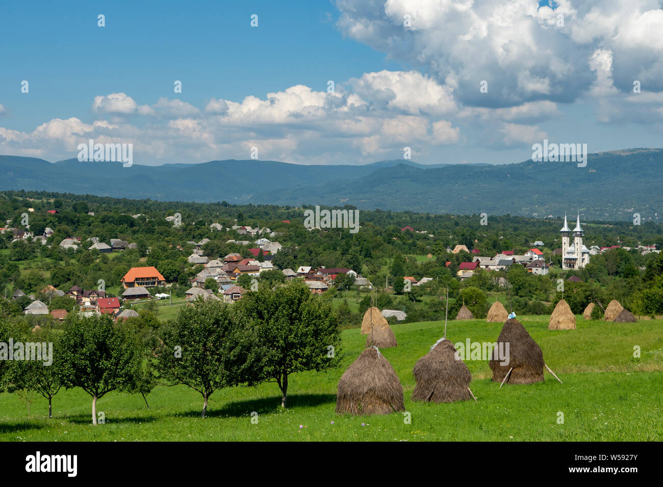 Traditional romanian farming hi-res stock photography and images - Alamy