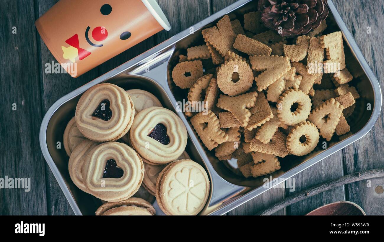 Cartoon crackers hi-res stock photography and images - Alamy