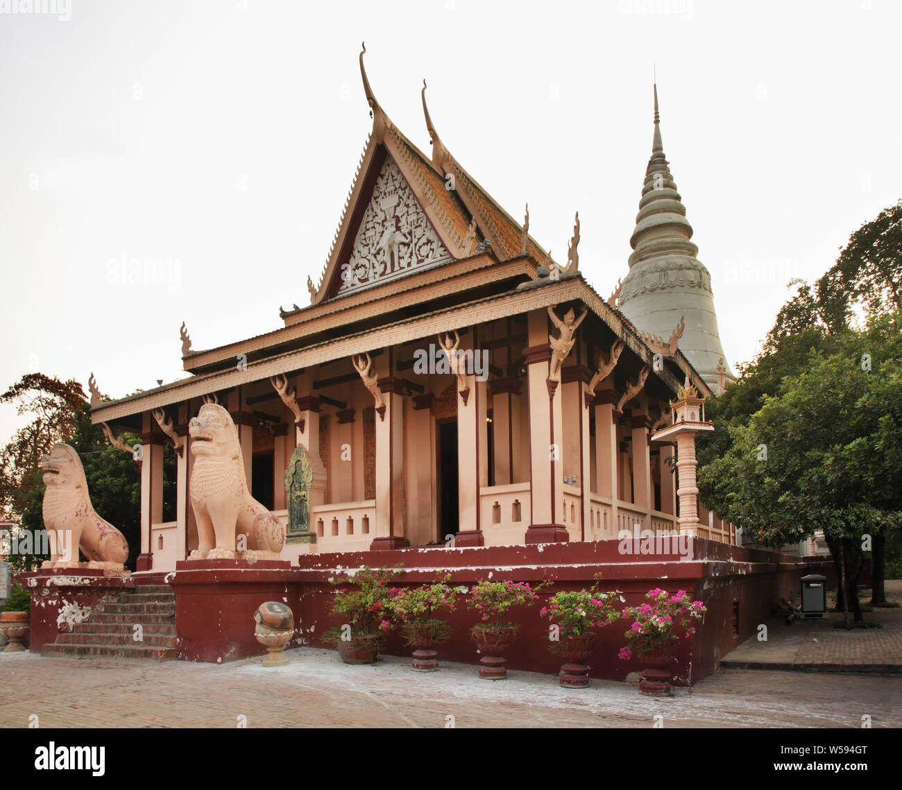 Wat Phnom in Phnom Penh. Cambodia Stock Photo - Alamy