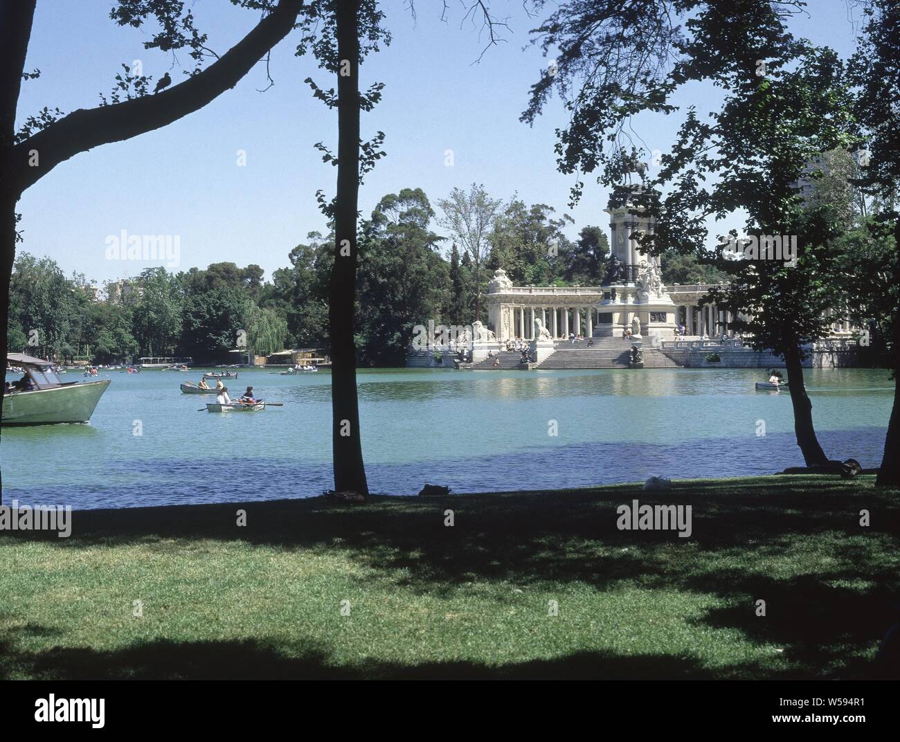 LAGO CON BARCAS JUNTO AL MONUMENTO A ALFONSO XII. Author: GRASES RIERA ...