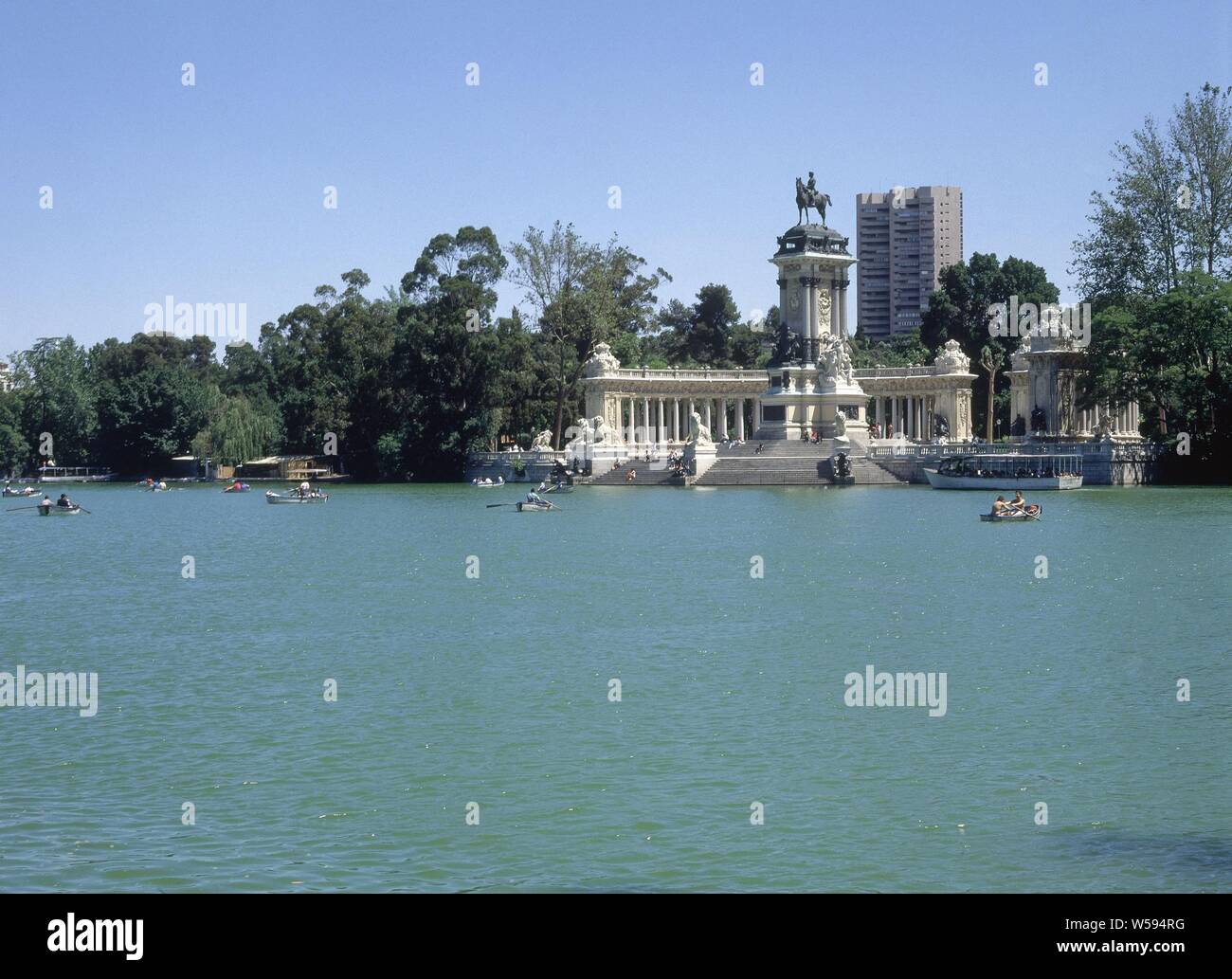LAGO CON MONUMENTO A ALFONSO XII. Author: GRASES RIERA JOSE. Location ...