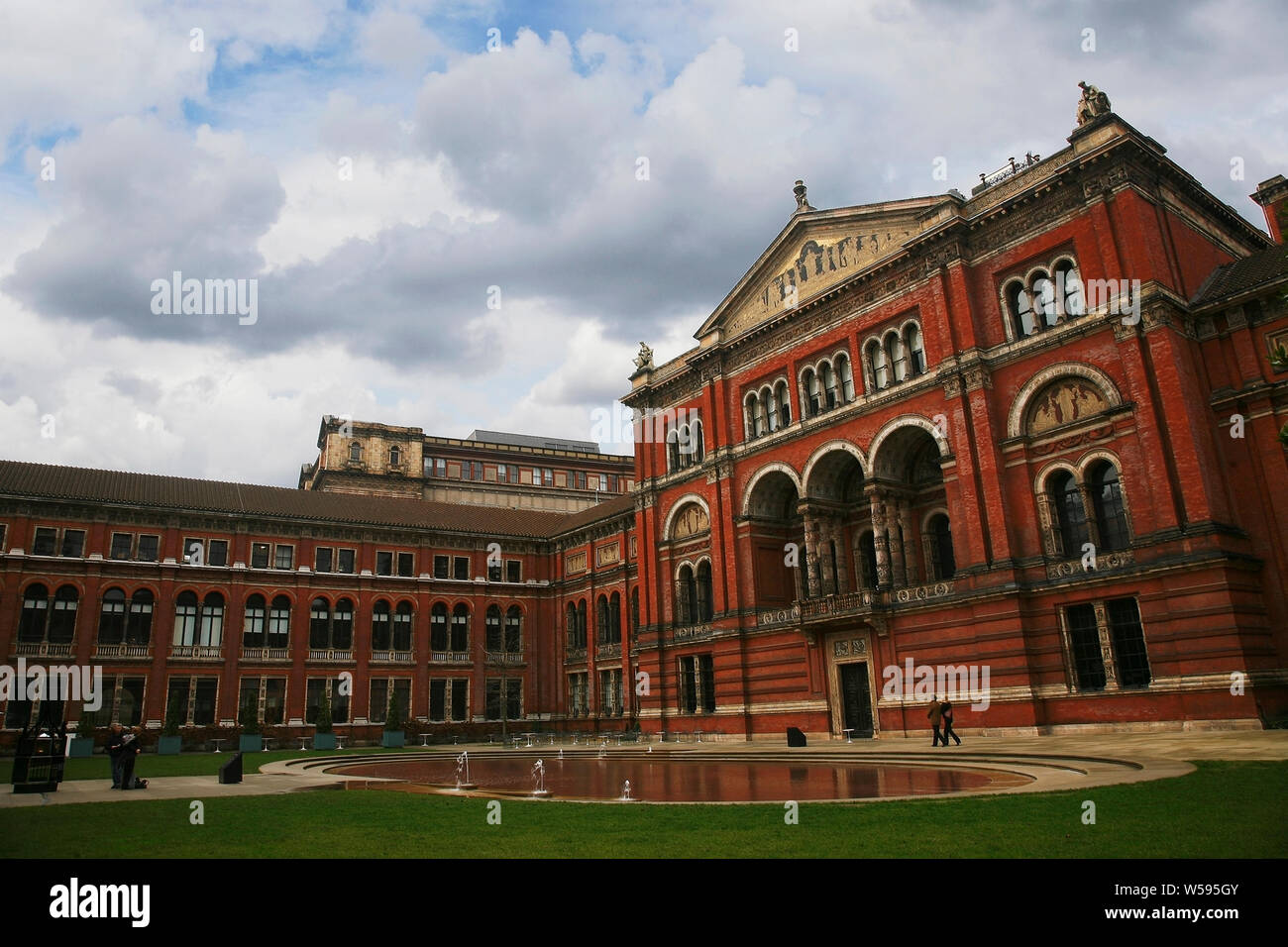 LONDON - OCT 15: Outside view of Victoria and Albert Museum, seen from ...
