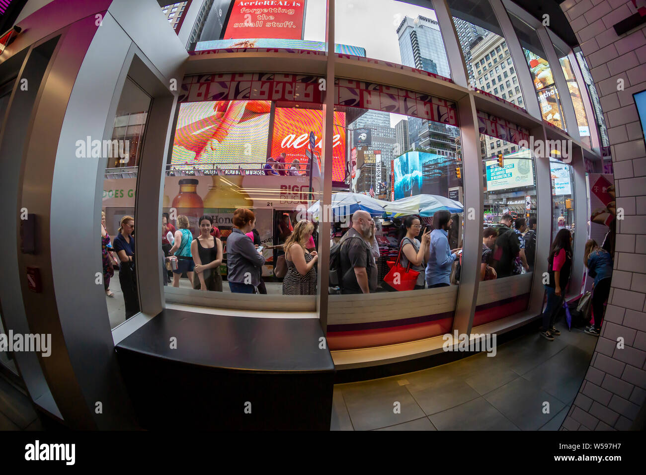Hundreds of taco lovers descend on the T-Mobile store in Times Square ...