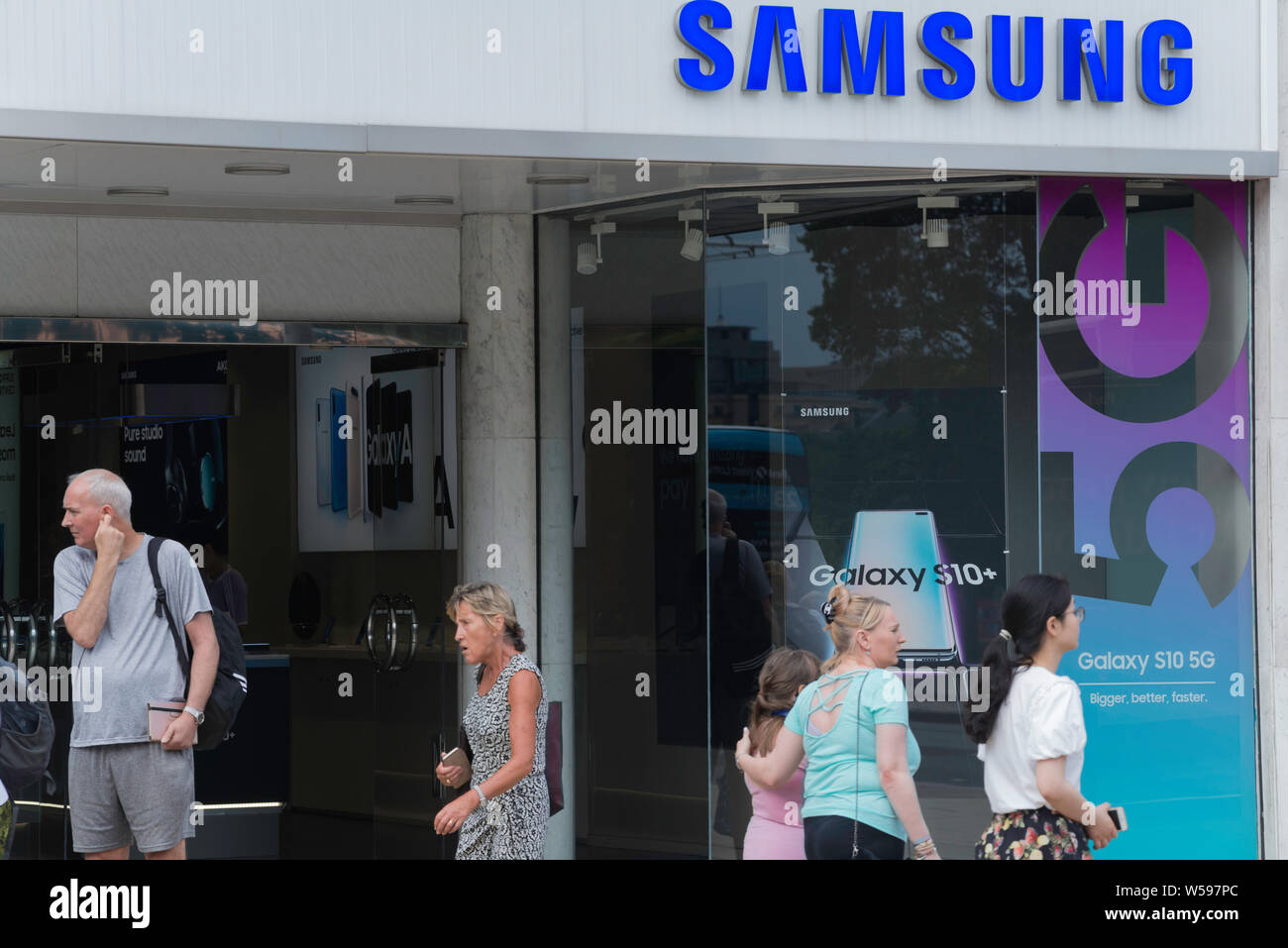 Samsung shop hi-res stock photography and images - Alamy