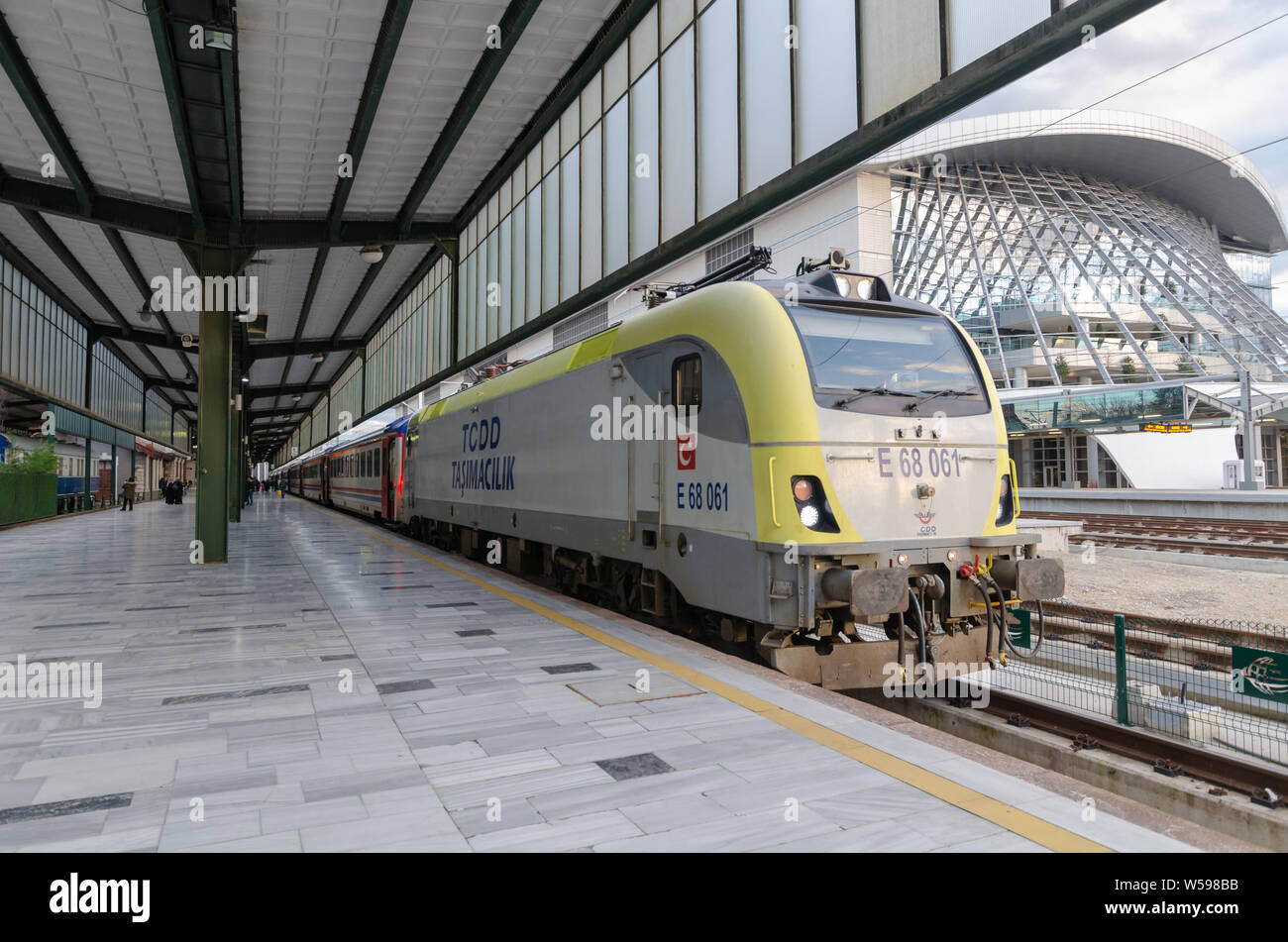 Railroad passenger terminal tracks hi-res stock photography and images ...