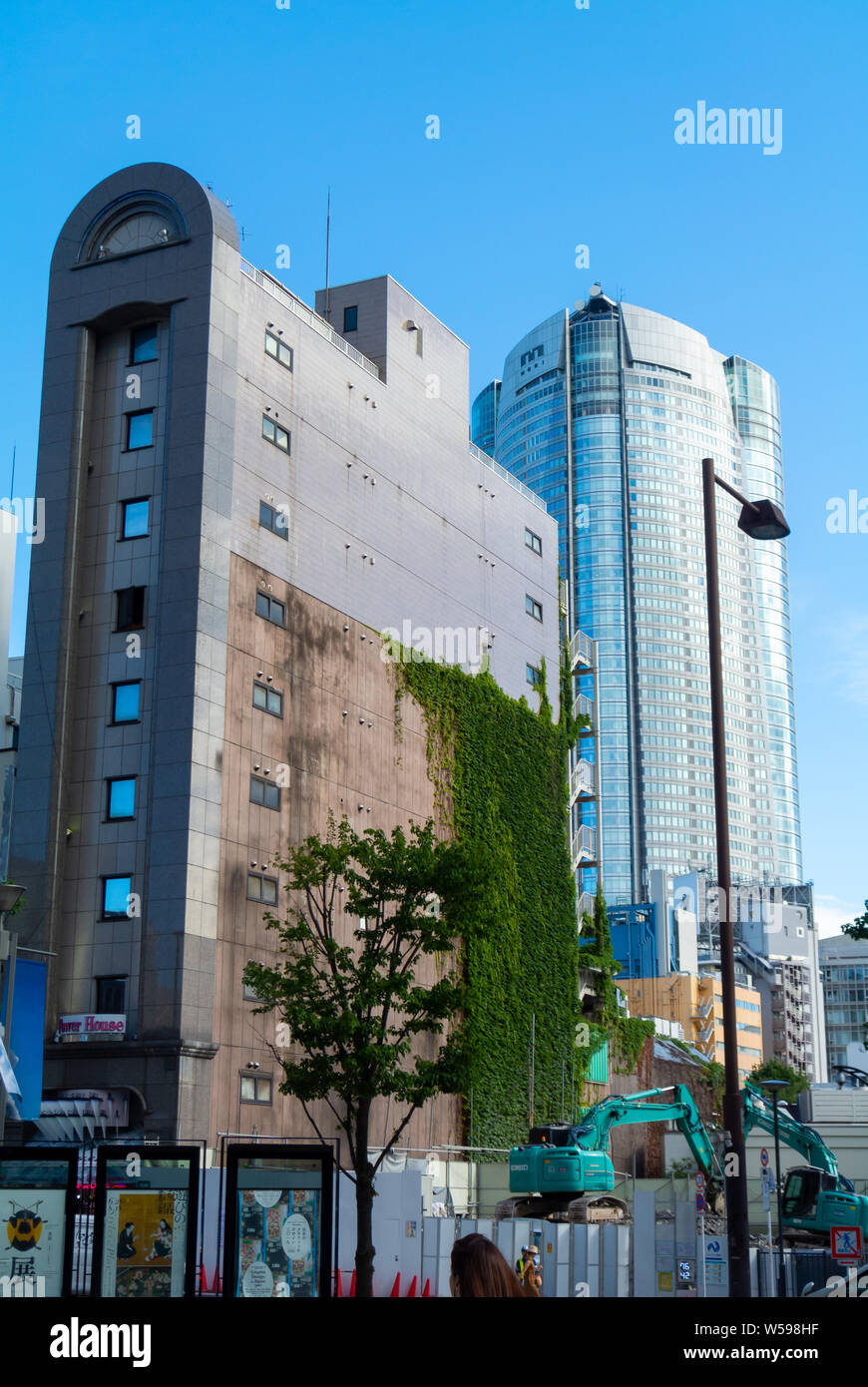 Roppongi building hi-res stock photography and images - Alamy