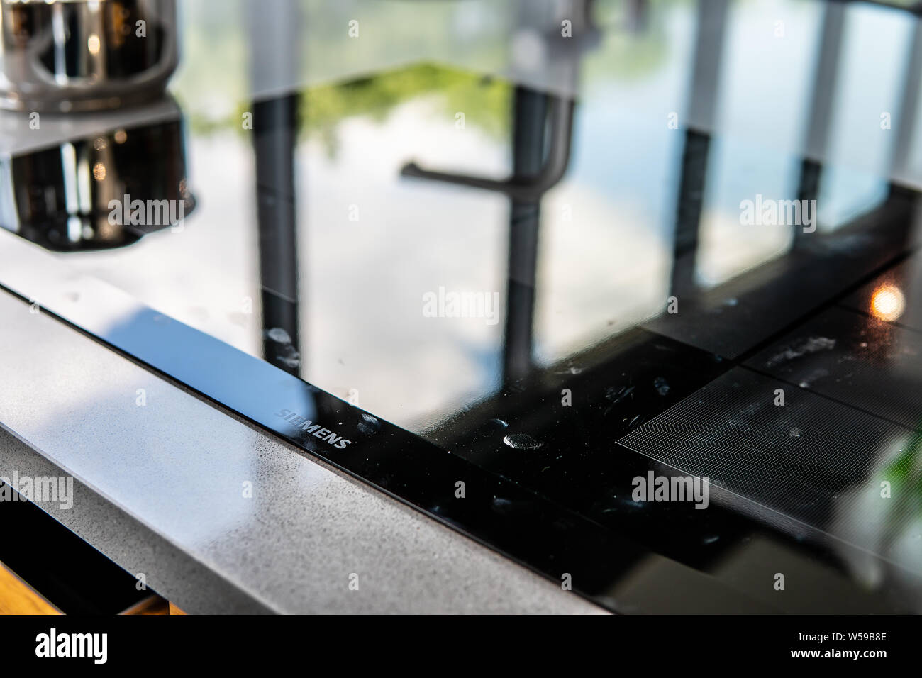 Stainless steel built in ovens hi-res stock photography and images - Alamy