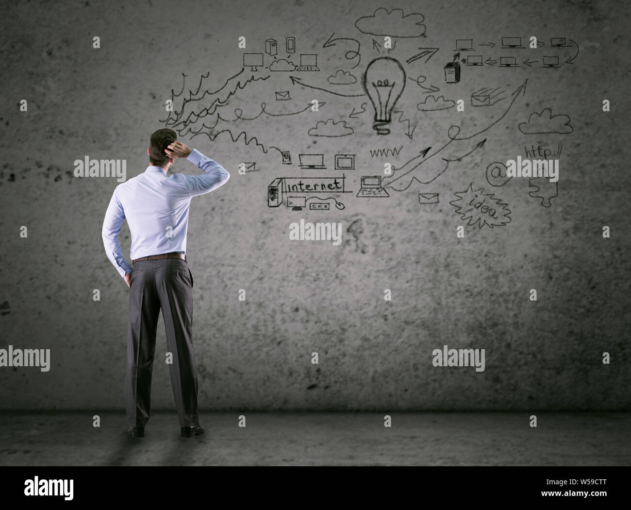 Business looking at wall chart hi-res stock photography and images - Alamy