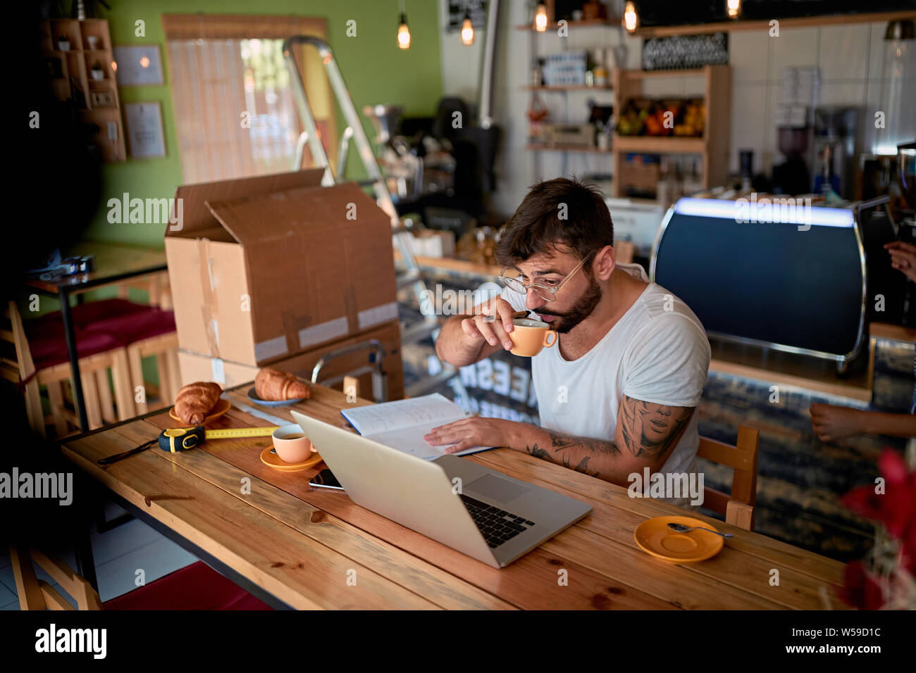Coffee shop owner work hi-res stock photography and images - Alamy