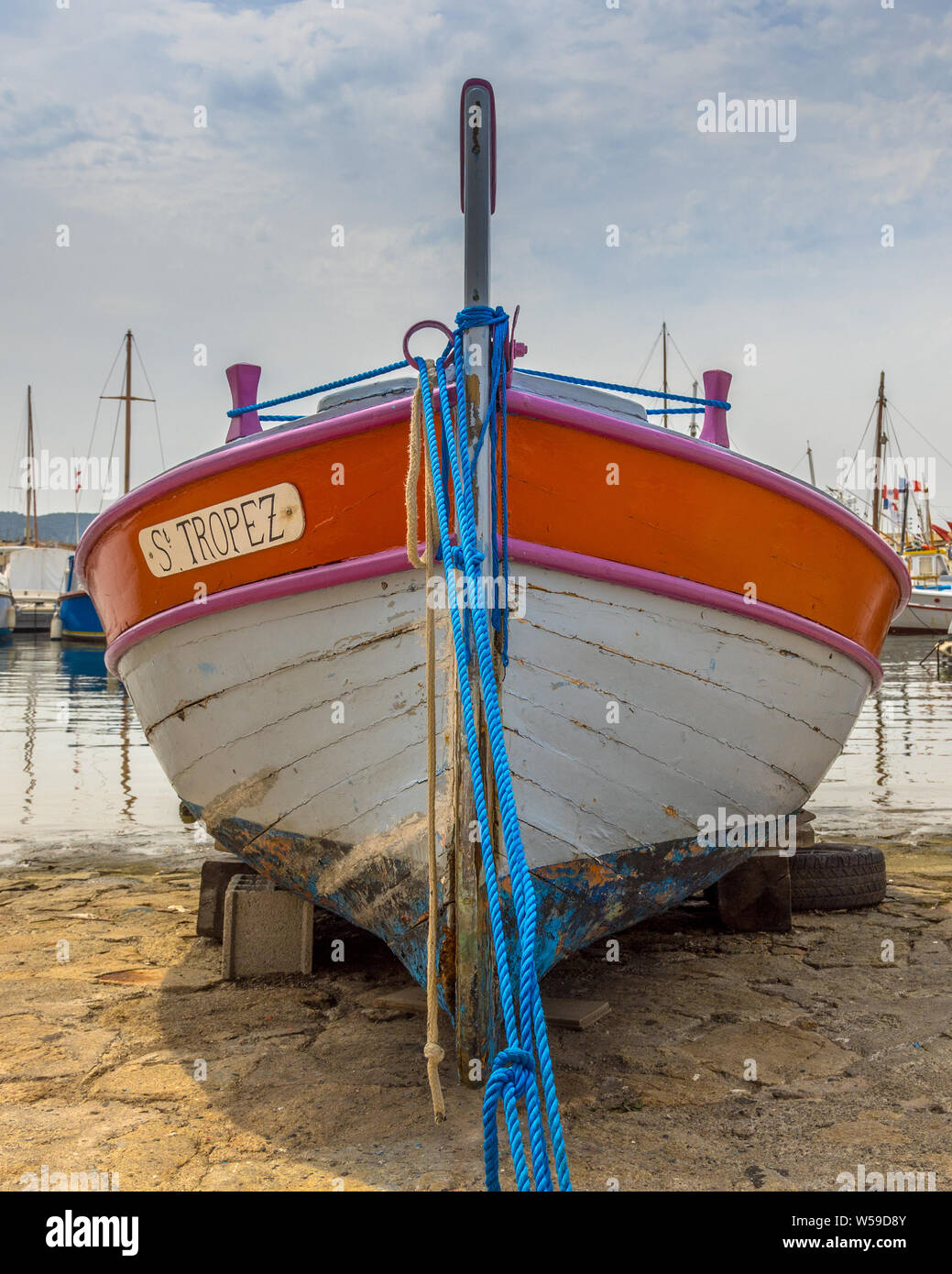 Old rowing boat hi-res stock photography and images - Alamy