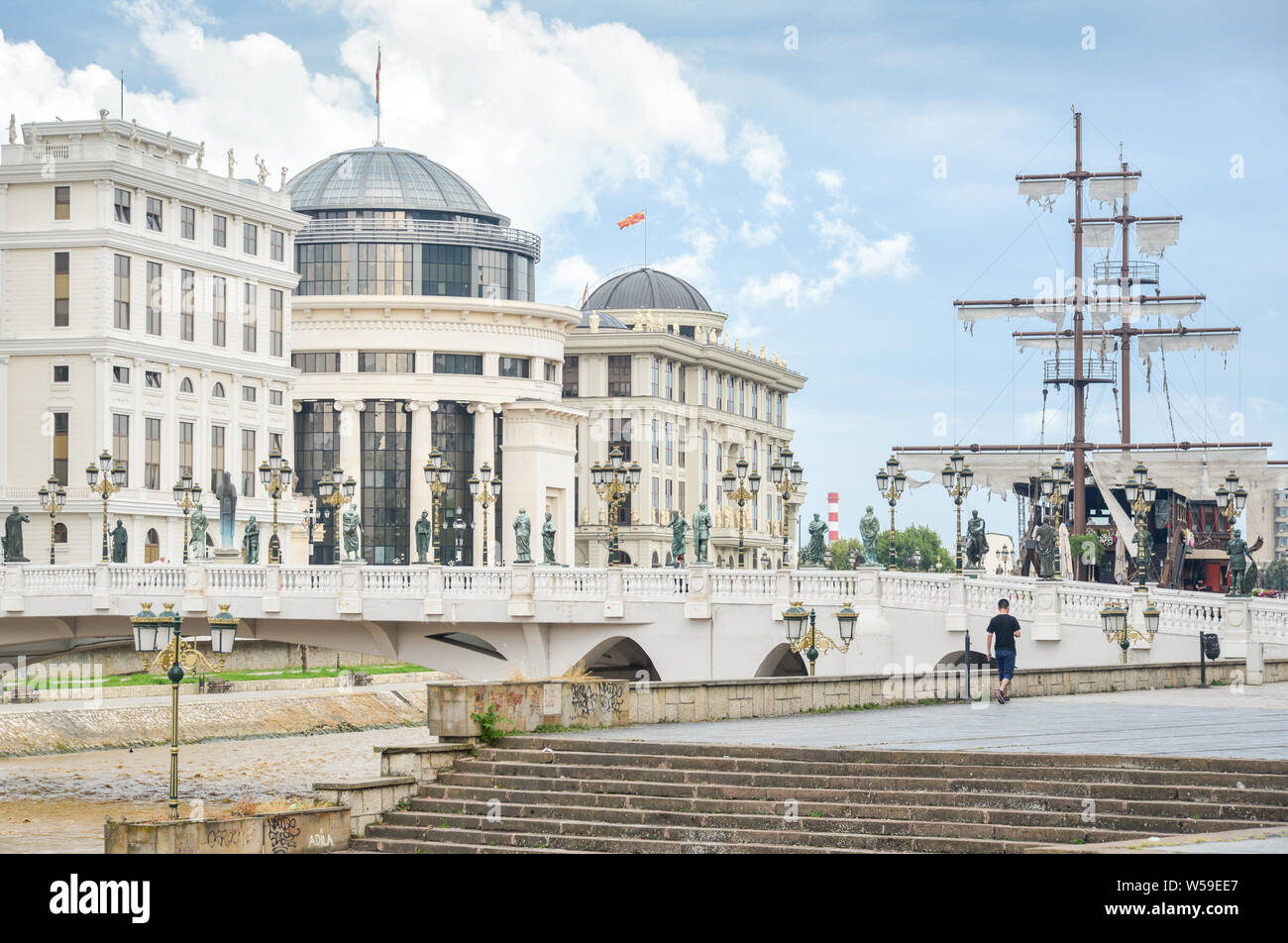 Fake bridge hi-res stock photography and images - Alamy