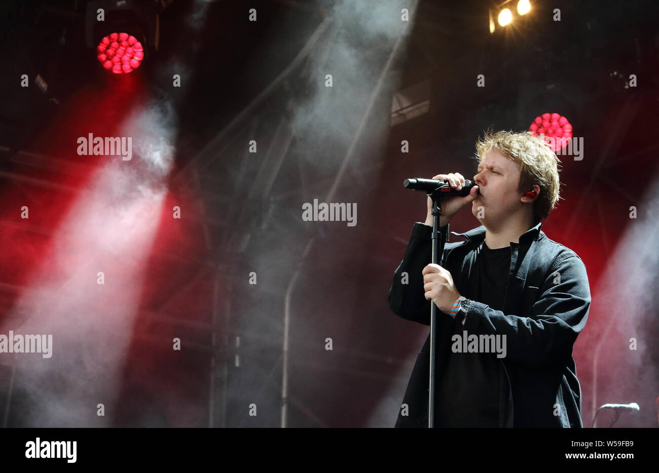 Lewis capaldi stage hi-res stock photography and images - Alamy