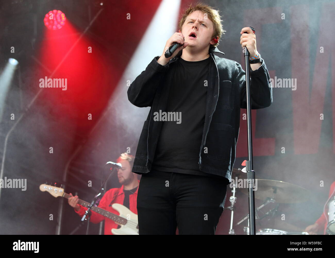 Lewis capaldi stage hi-res stock photography and images - Alamy