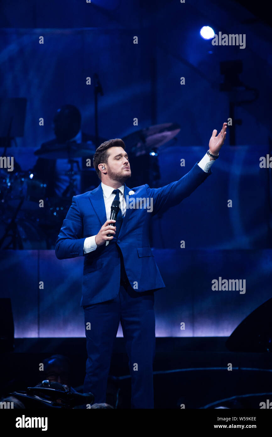 Michael buble guitarist hi-res stock photography and images - Alamy