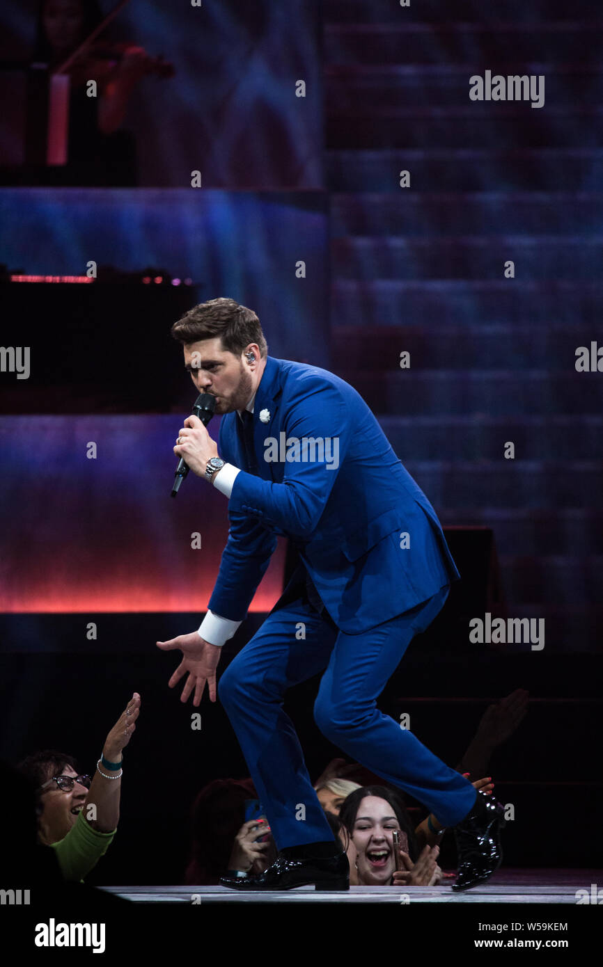 Michael buble stage hi-res stock photography and images - Alamy