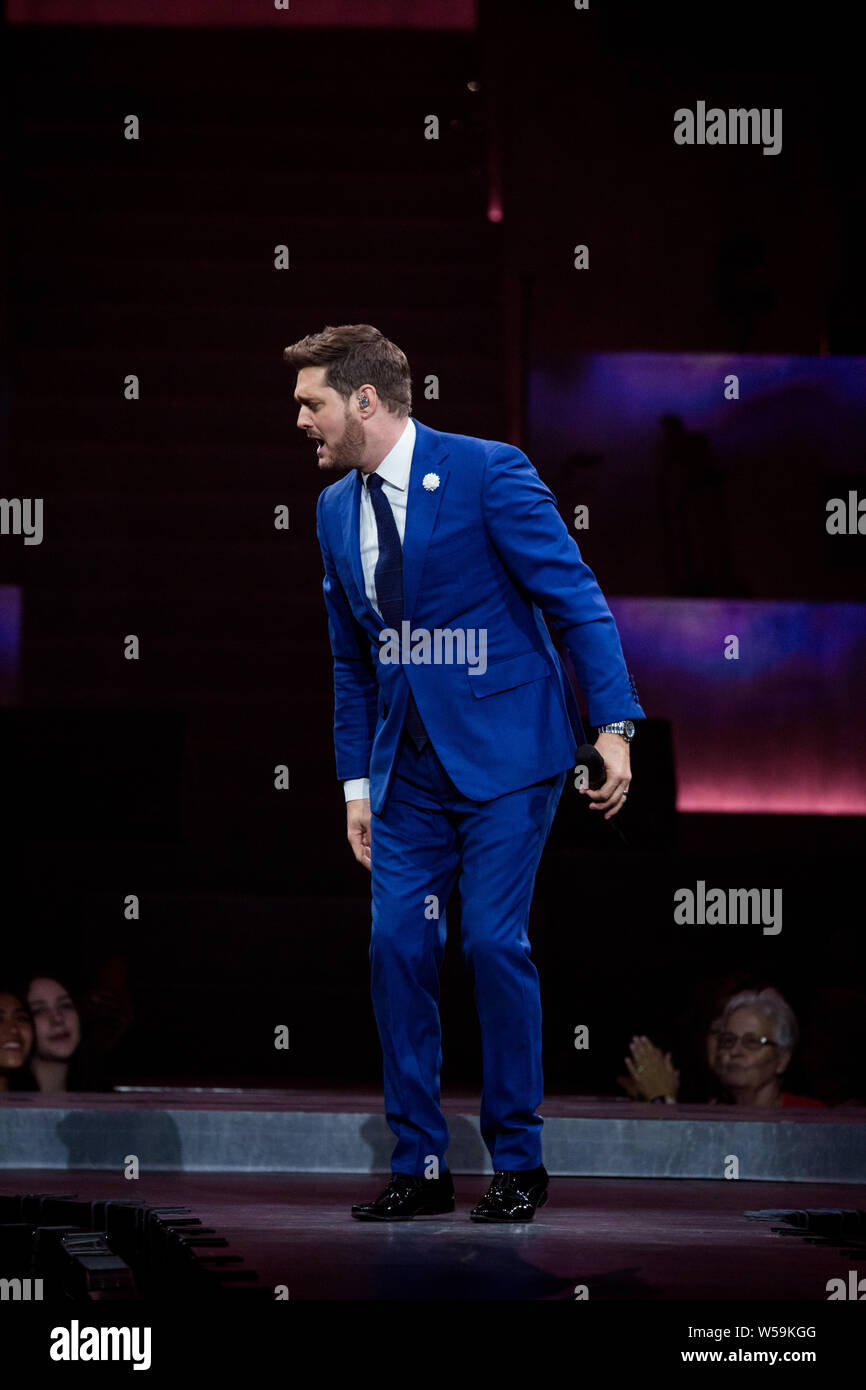 Michael buble guitarist hi-res stock photography and images - Alamy
