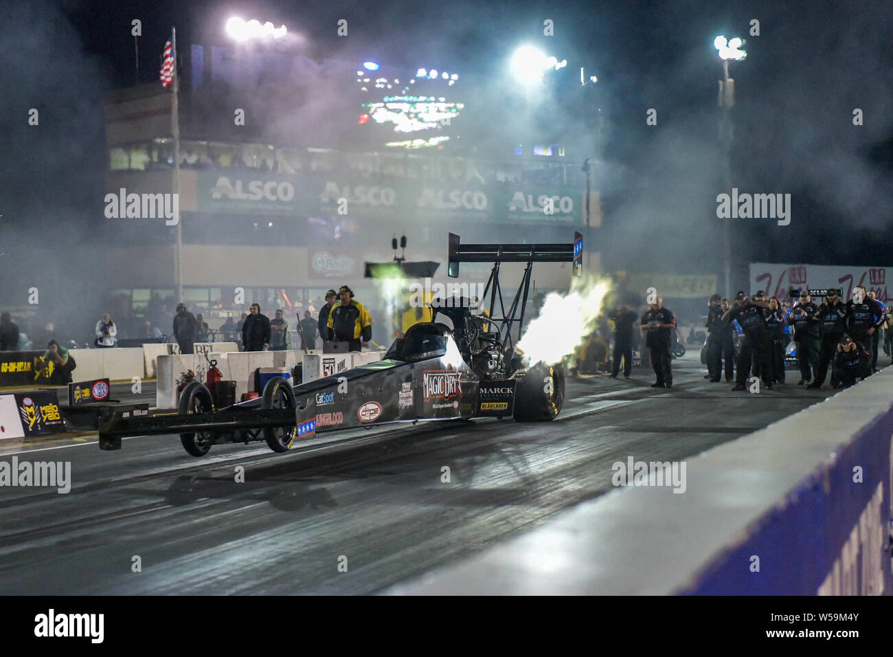 Sonoma, California, USA. 26th July, 2019. Scott Palmer lifts the front ...