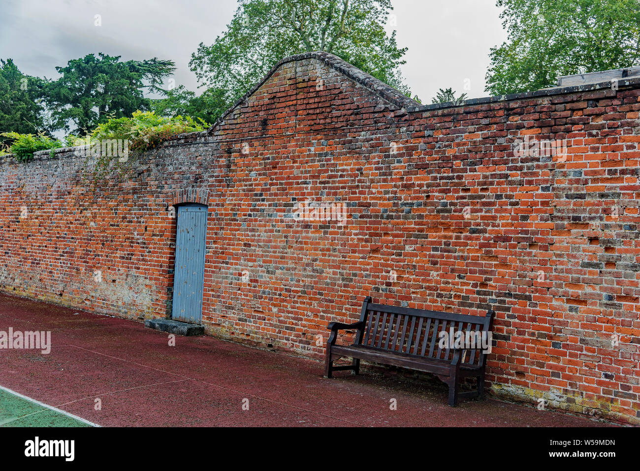 Bench brick wall hi-res stock photography and images - Alamy