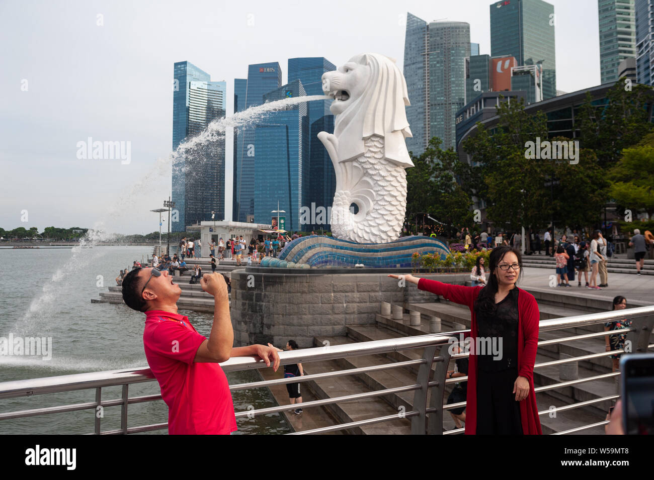 25.07.2019, Singapore, Republic of Singapore, Asia - Tourists pose for ...