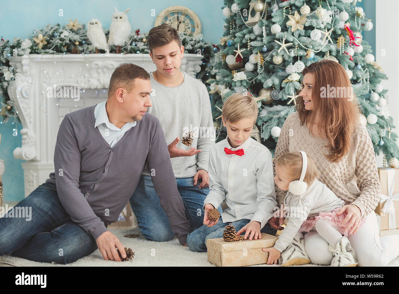Large family gathering hi-res stock photography and images - Alamy
