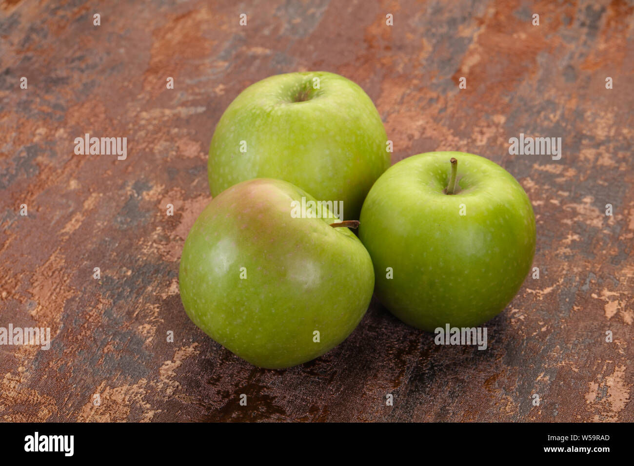 Green ripe sweet juicy apple Stock Photo - Alamy