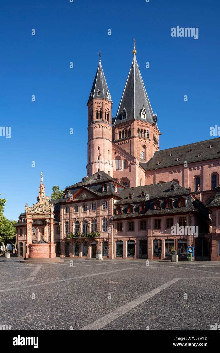 Mainz, Dom St. Martin, Nordseite mit barocken Häusern und Marktbrunnen ...
