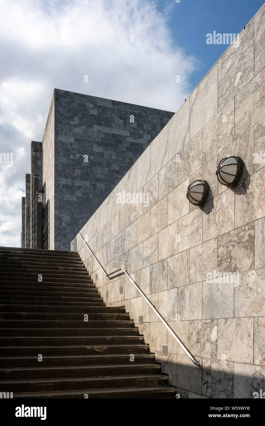 Mainz, Rathaus von Arne Jacobsen 1968-1970 entworfen, 1970-1974 von ...